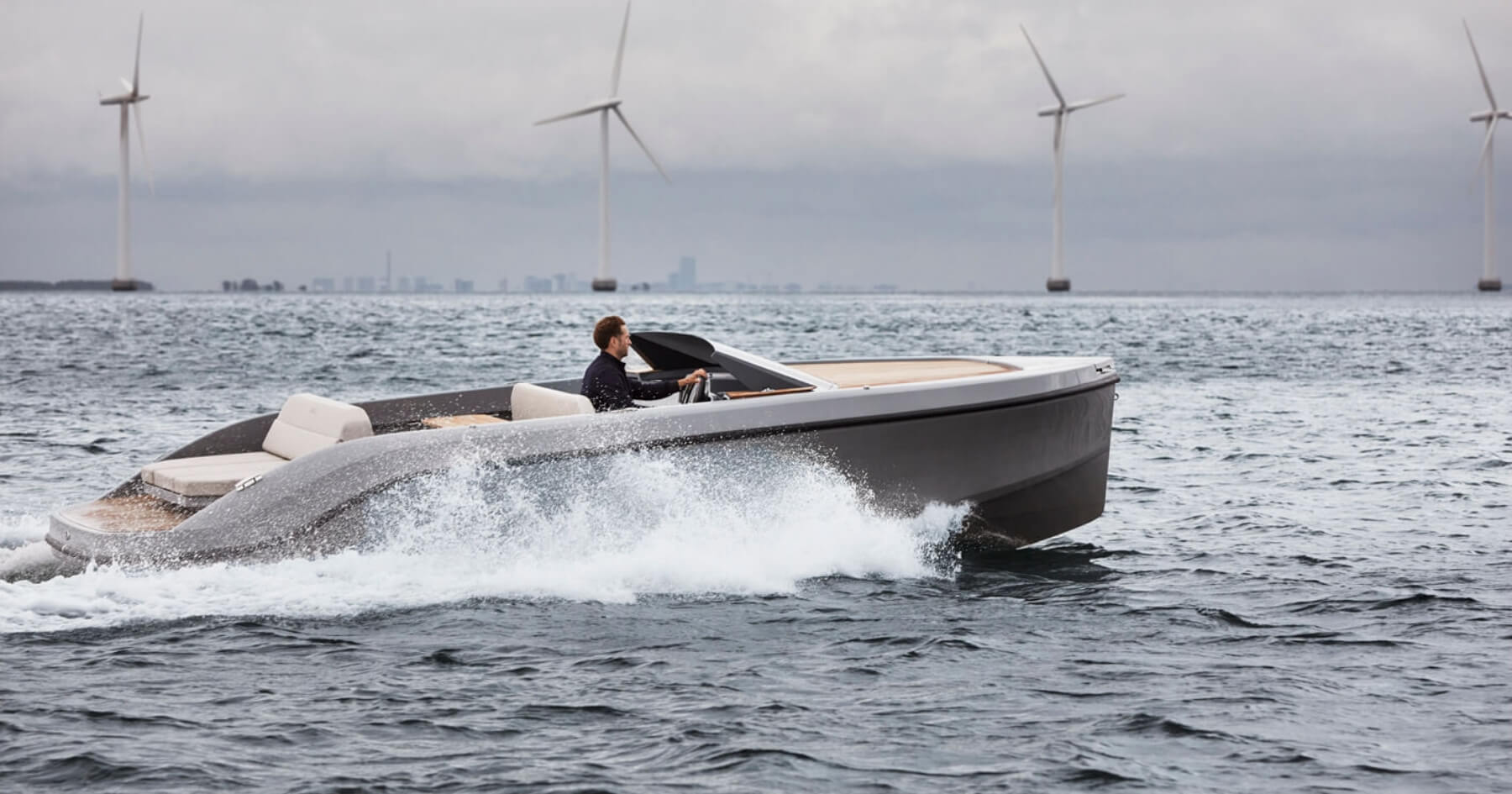 RAND Spirit 25: The open day cruiser with functional layout