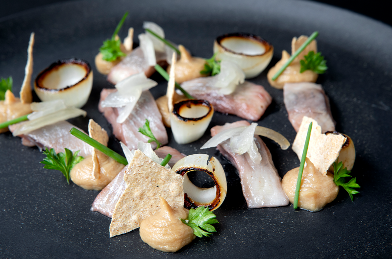 Gjendemsjø | Wraps med sursild, sylta rødløk og gressløkrømme