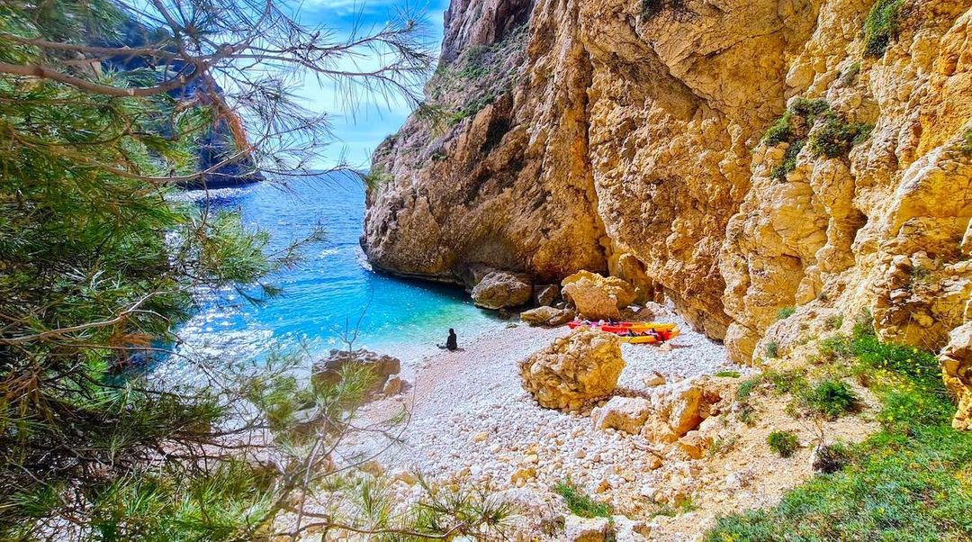 Cala en Caló - Guide for Jávea's most Exotic Beach 2023