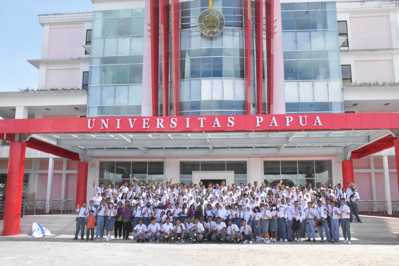RATUSAN SISWA SMA NEGERI 3 NABIRE STUDY TOUR DI KAMPUS UNIPA