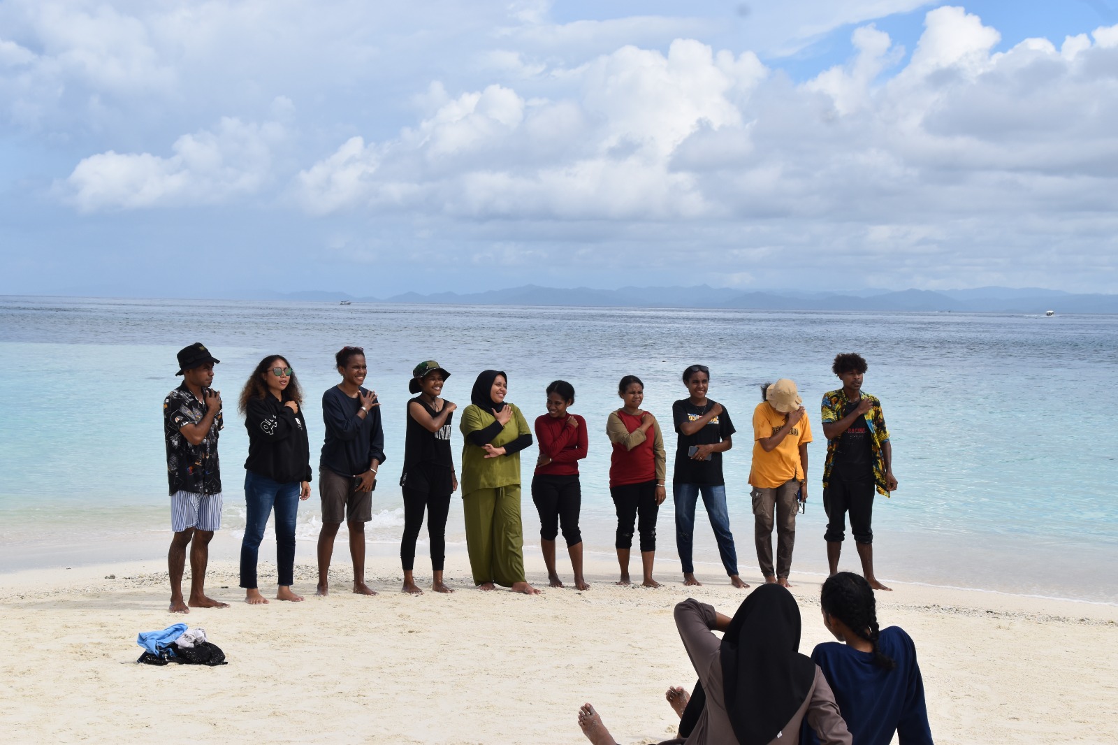 MAHASISWA EKOWISATA UNIPA BERBAGI BERSAMA SD ADVENT SAUWANDAREK RAJA AMPAT