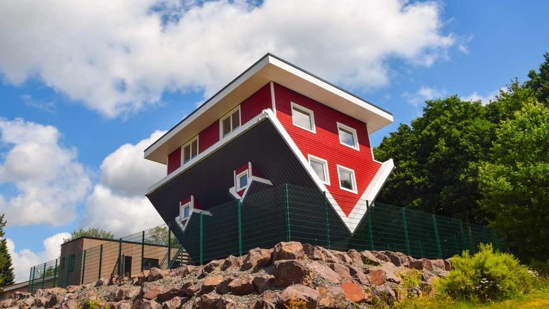 Das Haus steht Kopf am Bostalsee