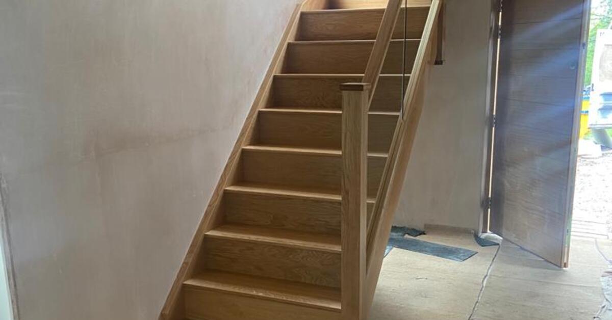 Solid Oak Staircase With Seamless Glass Balustrade and Feature Step ...
