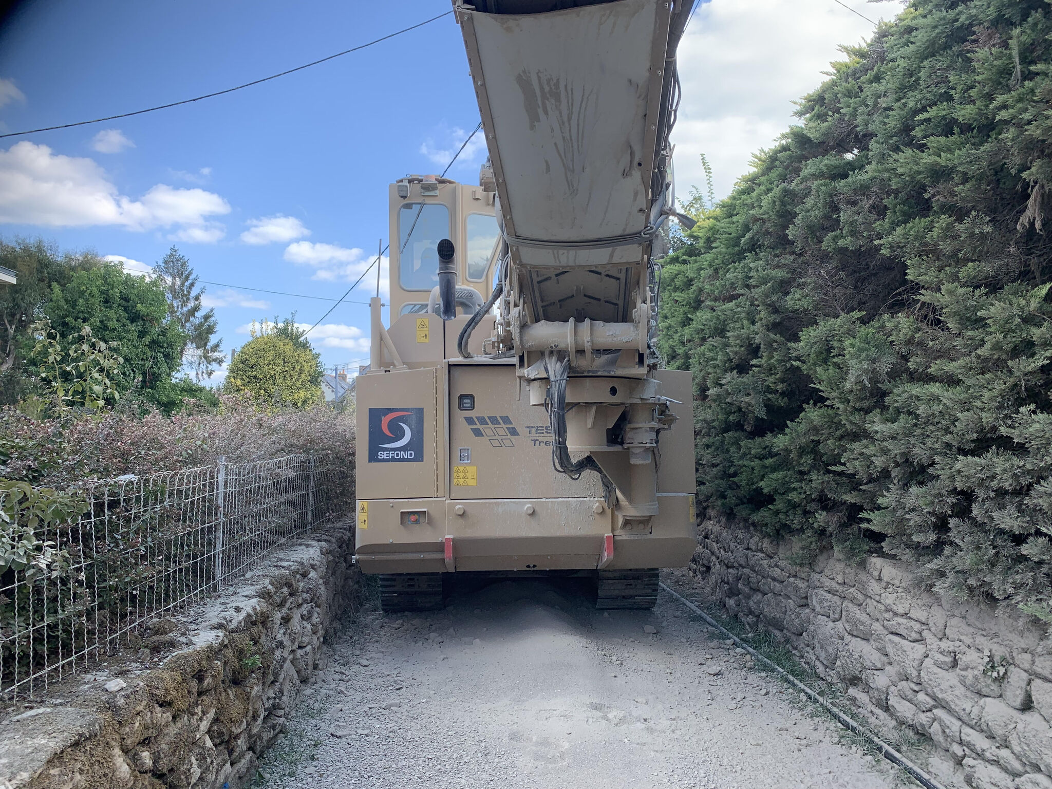 Trancheuse avec chargement dans le granite - Location de trancheuses