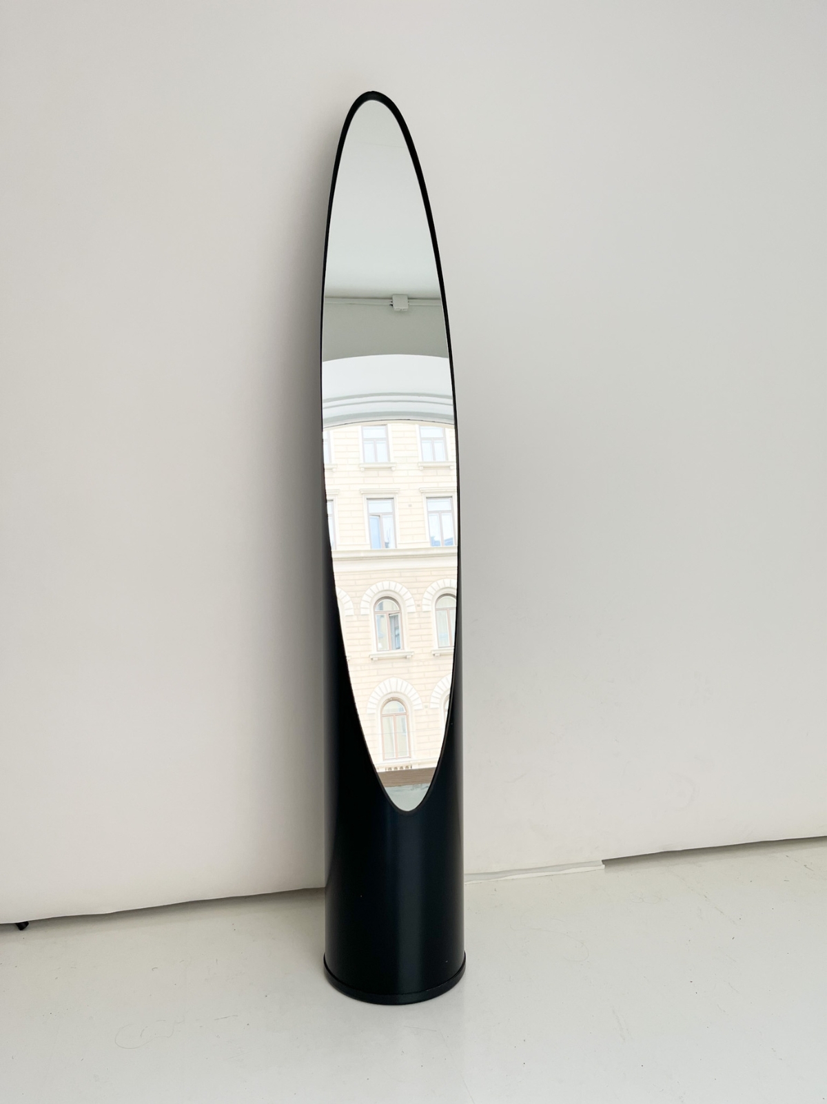 Mendera | 70s Unghia lipstick floor mirror