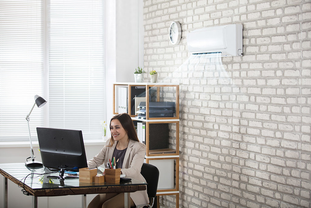 Employees return to office to save on energy