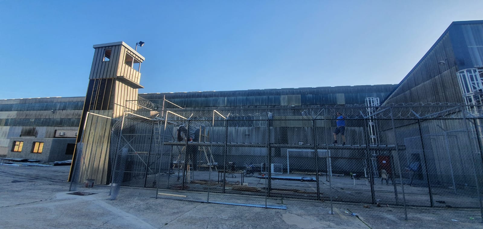 Backlot prêt à tourner - Cour de prison - Provence Studios