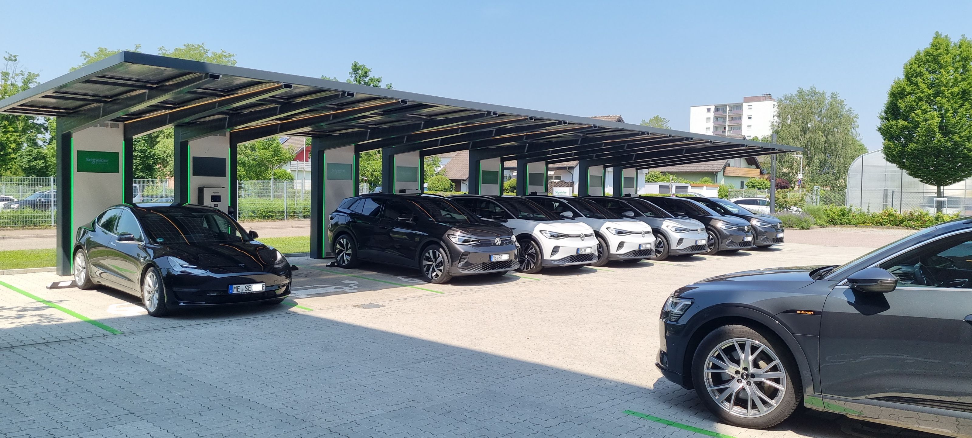 Die Elektrifizierung des Fuhrparks von Schneider Electric in der DACH ...