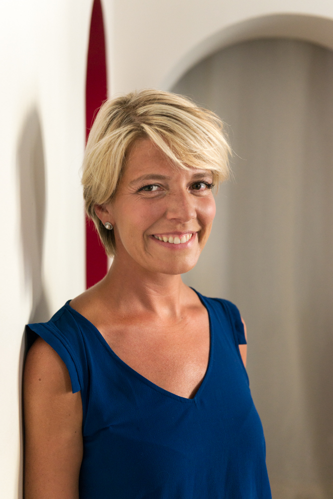 Simone Strickner : l'artiste à la tête du Cours Florent