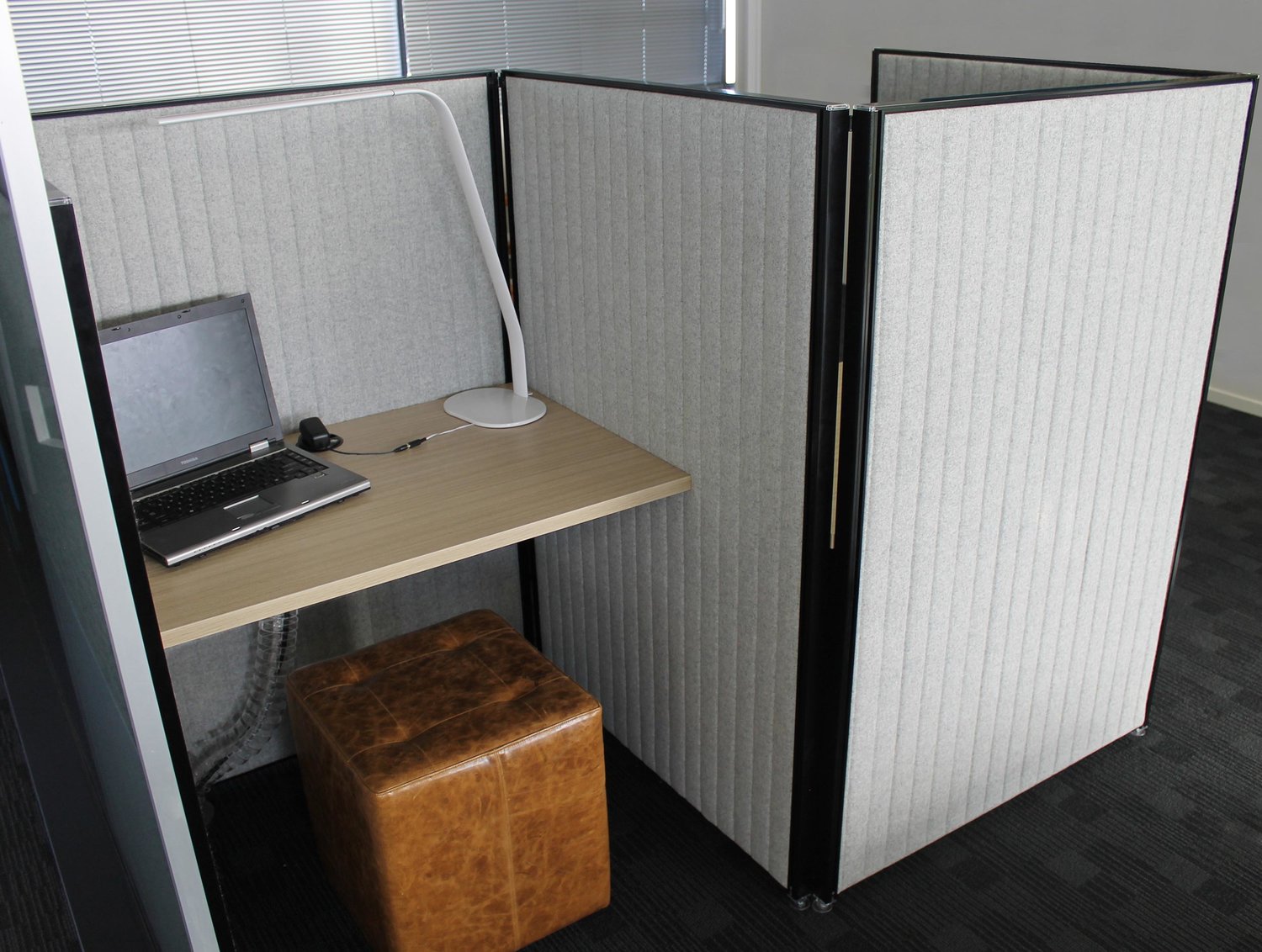 Focus Booth Touchdown Desk | SmartSpace