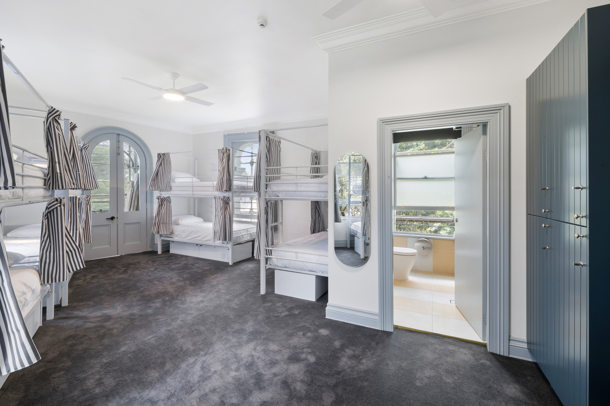 10 Bed Deluxe Ensuite | The Pacific House Hostel | Woolloomooloo ...