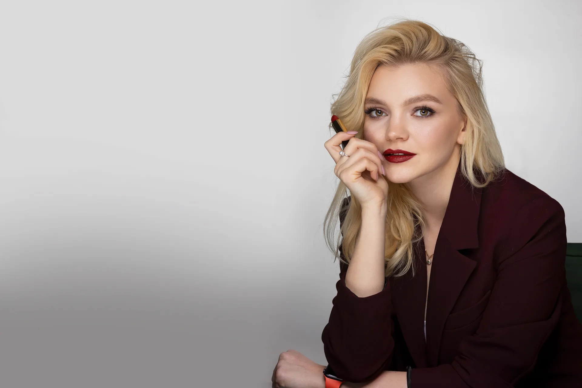 Learn more about Eva and her makeup practice