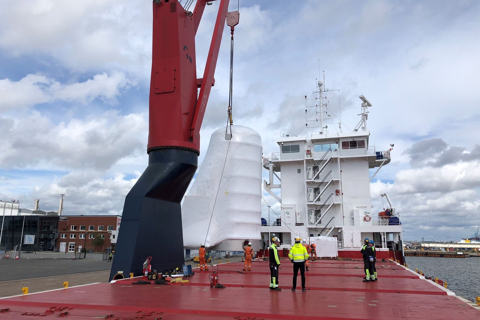 Transport of two vertical LNG tanks