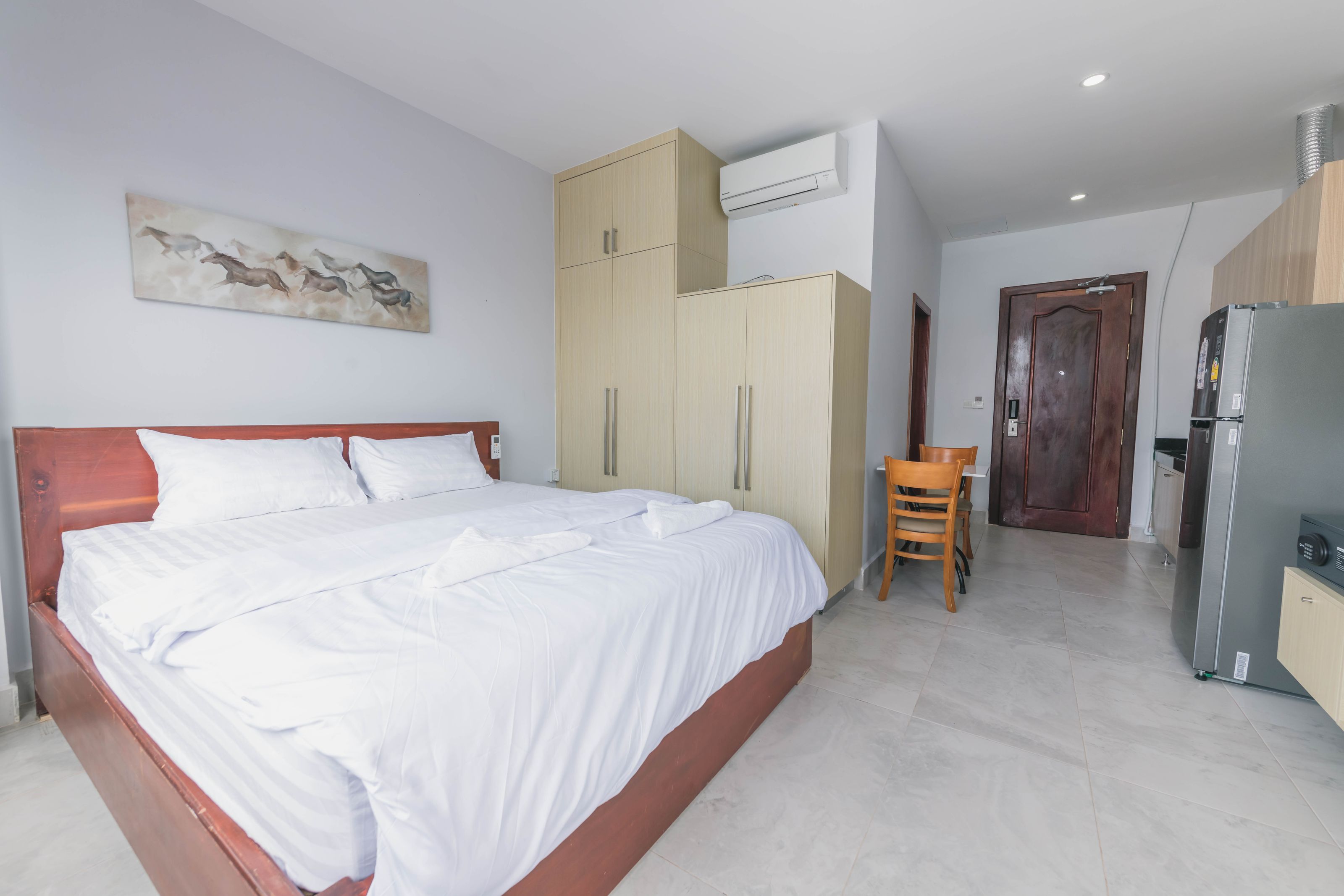 Big Studio Apartment with Balcony - Residence 110 Hotel and Apartment