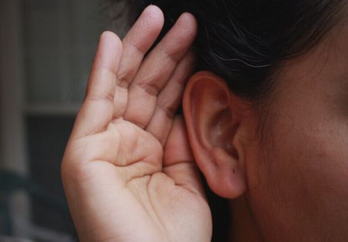 La diferencia entre oír y escuchar, ¿son sinónimos? - Audífonos.es