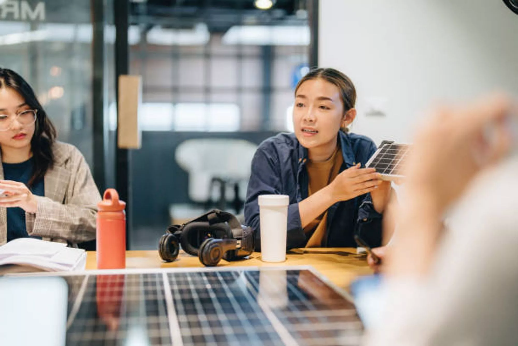 Best Solar Table: The Complete Buying Guide