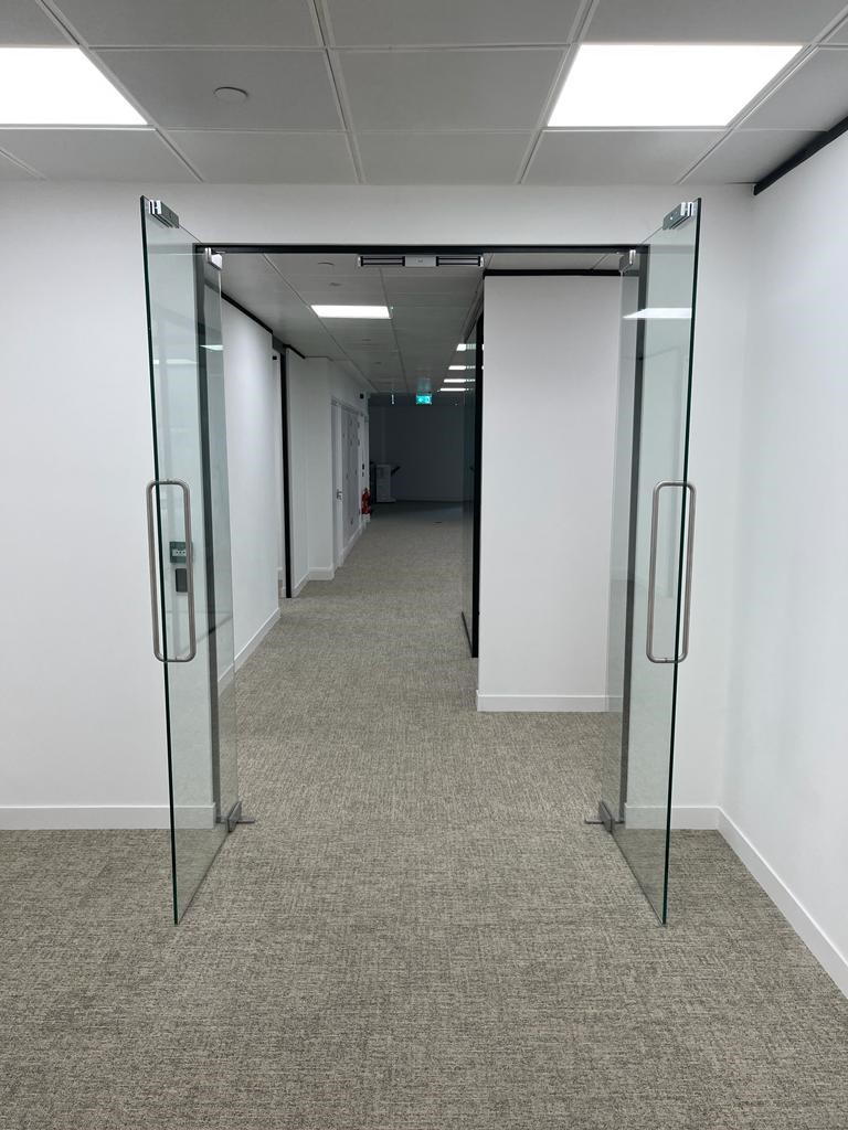 Fulcra Frameless Glazed Pivoting Doors - SioSystems