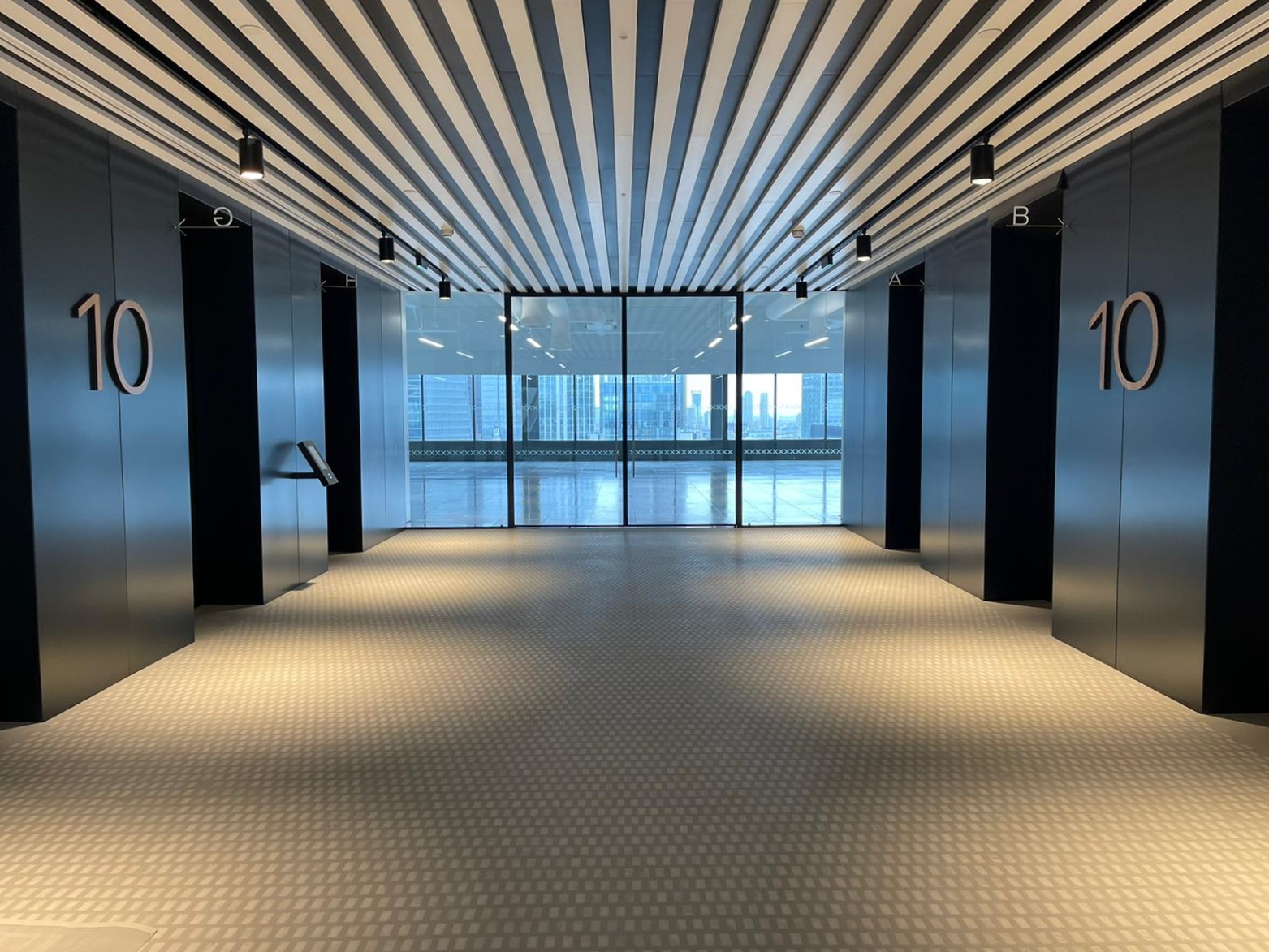 Fulcra Frameless Glazed Pivoting Doors - SioSystems
