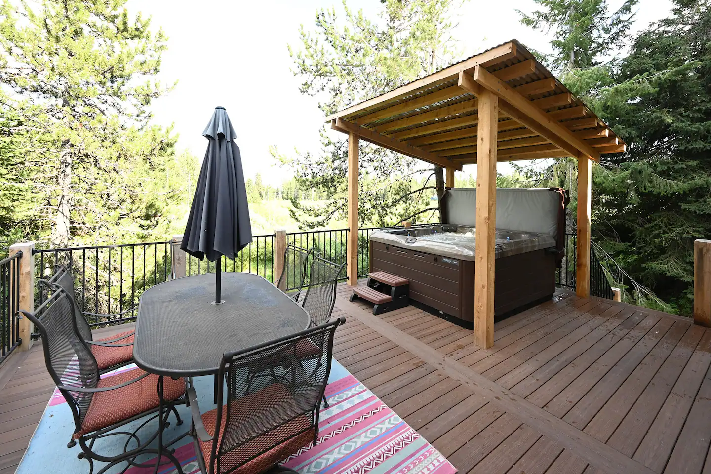 Yellowstone's Top Creekside Cabin with a Hot Tub & Sauna