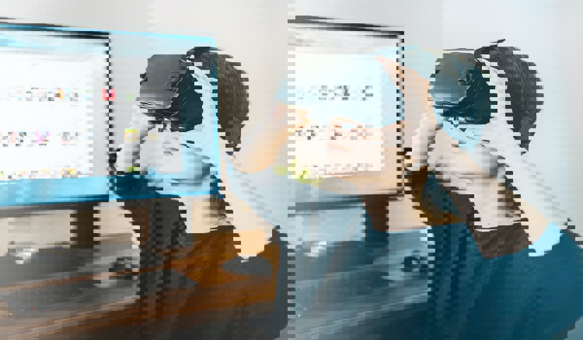 How Does a VR Work: Exploring the Intricate World of VR Headset