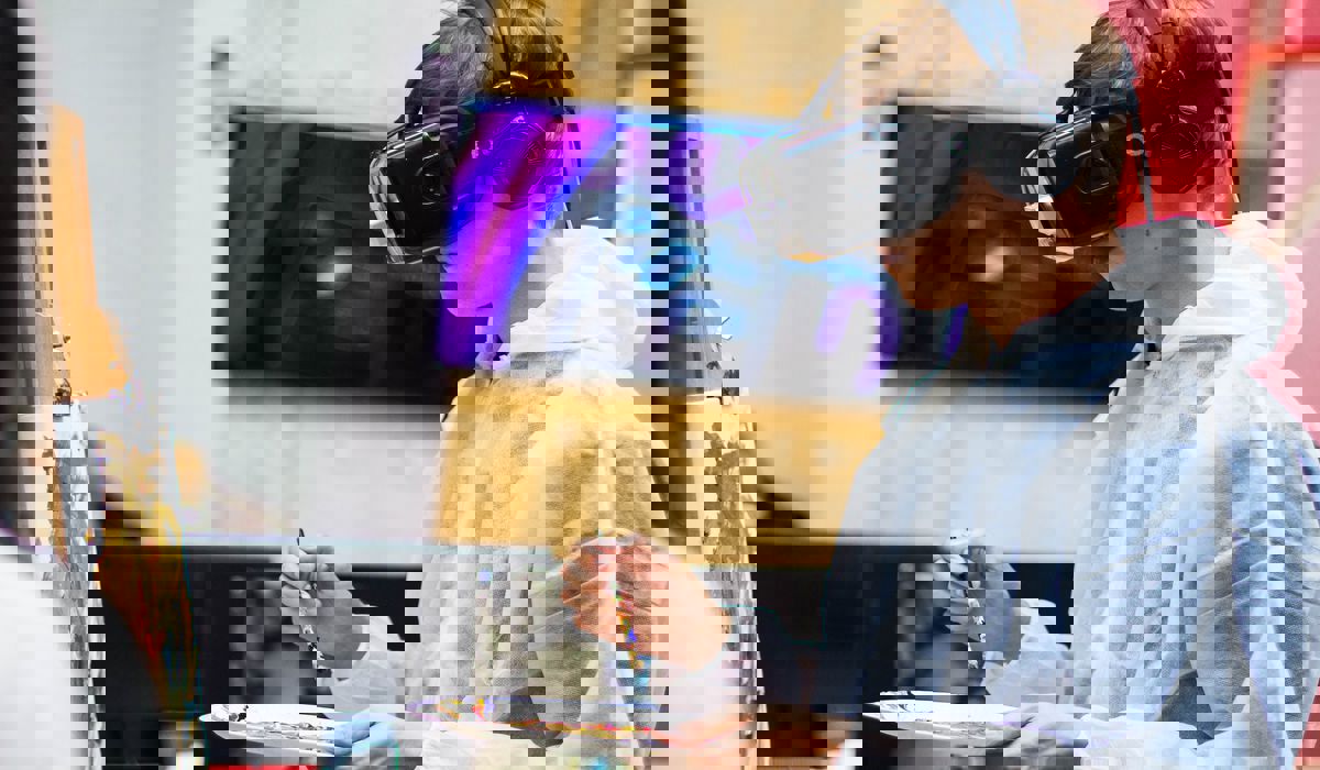 How Does a VR Work: Exploring the Intricate World of VR Headset