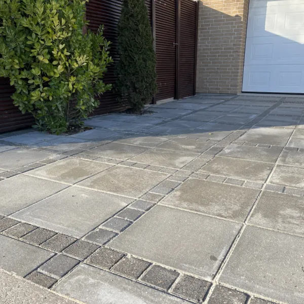 Indkørsel | Flisebelagt carport | Iversen & Bruun